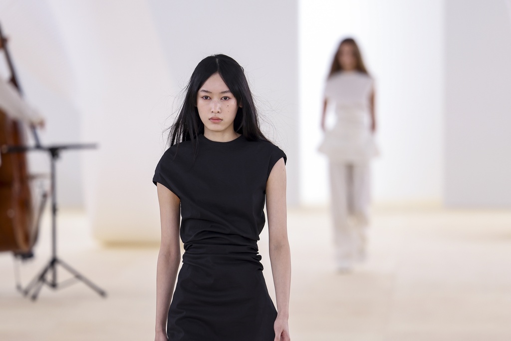 折り紙を詩的に演出 ISSEY MIYAKEの2024春夏コレクション - NewSphere | DIRECTION