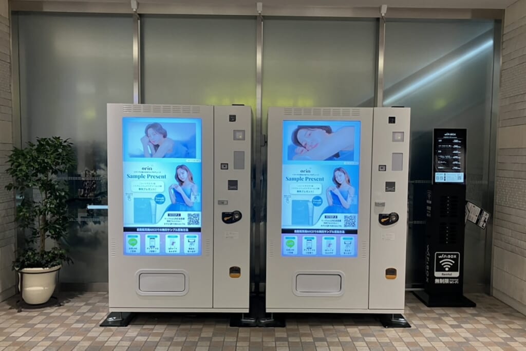 コスメサンプリングが無人でできる？サイネージ型IoT自動販売機『AIICO（アイコ）』とは - NewSphere