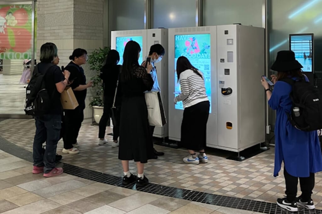コスメサンプリングが無人でできる？サイネージ型IoT自動販売機『AIICO（アイコ）』とは - NewSphere