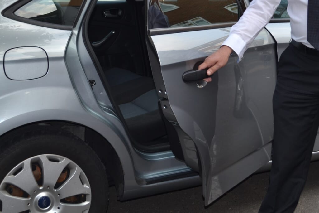 呼んだタクシーの座席が窮屈 運転手に伝えた後の行動に「刑務所に入るべき」 - NewSphere