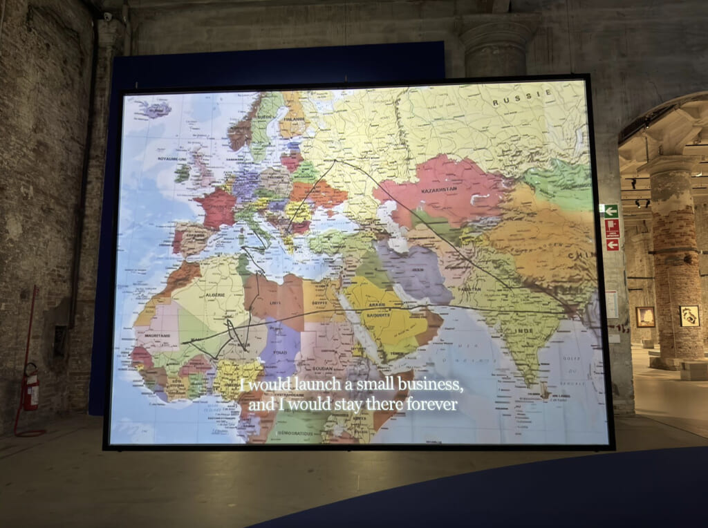 『外国人はどこにでもいる（Stranieri Ovunque）』 ヴェネチア国際美術展 - NewSphere | DIRECTION