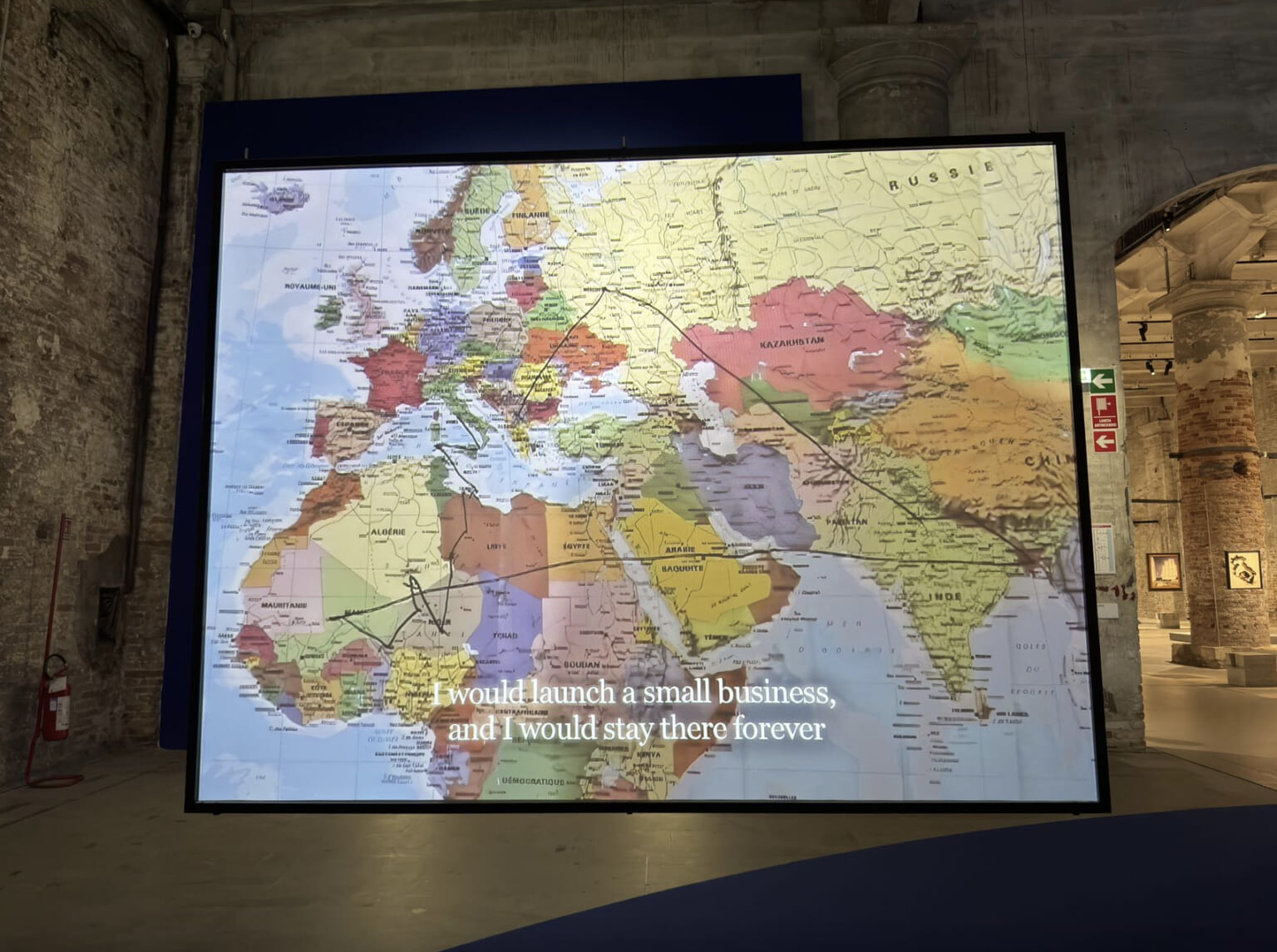 『外国人はどこにでもいる（Stranieri Ovunque）』 ヴェネチア国際美術展 - NewSphere | DIRECTION