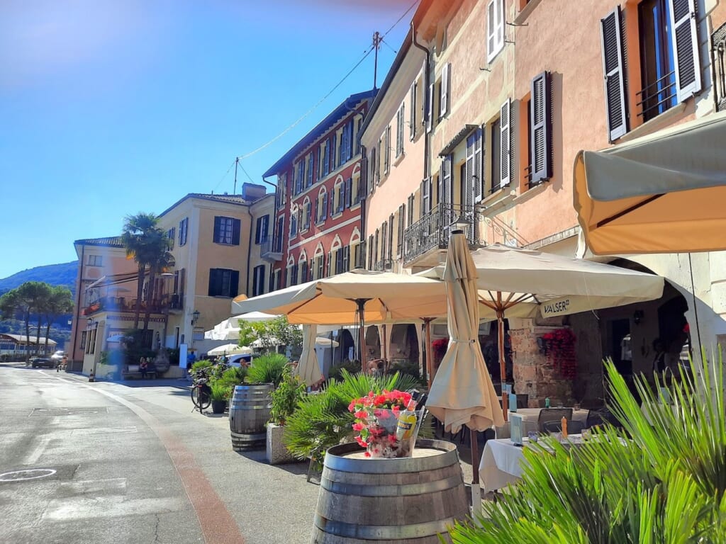 スイス随一の美しい村「モルコーテ」で、村民が作った教会をめぐる - NewSphere | Signpost